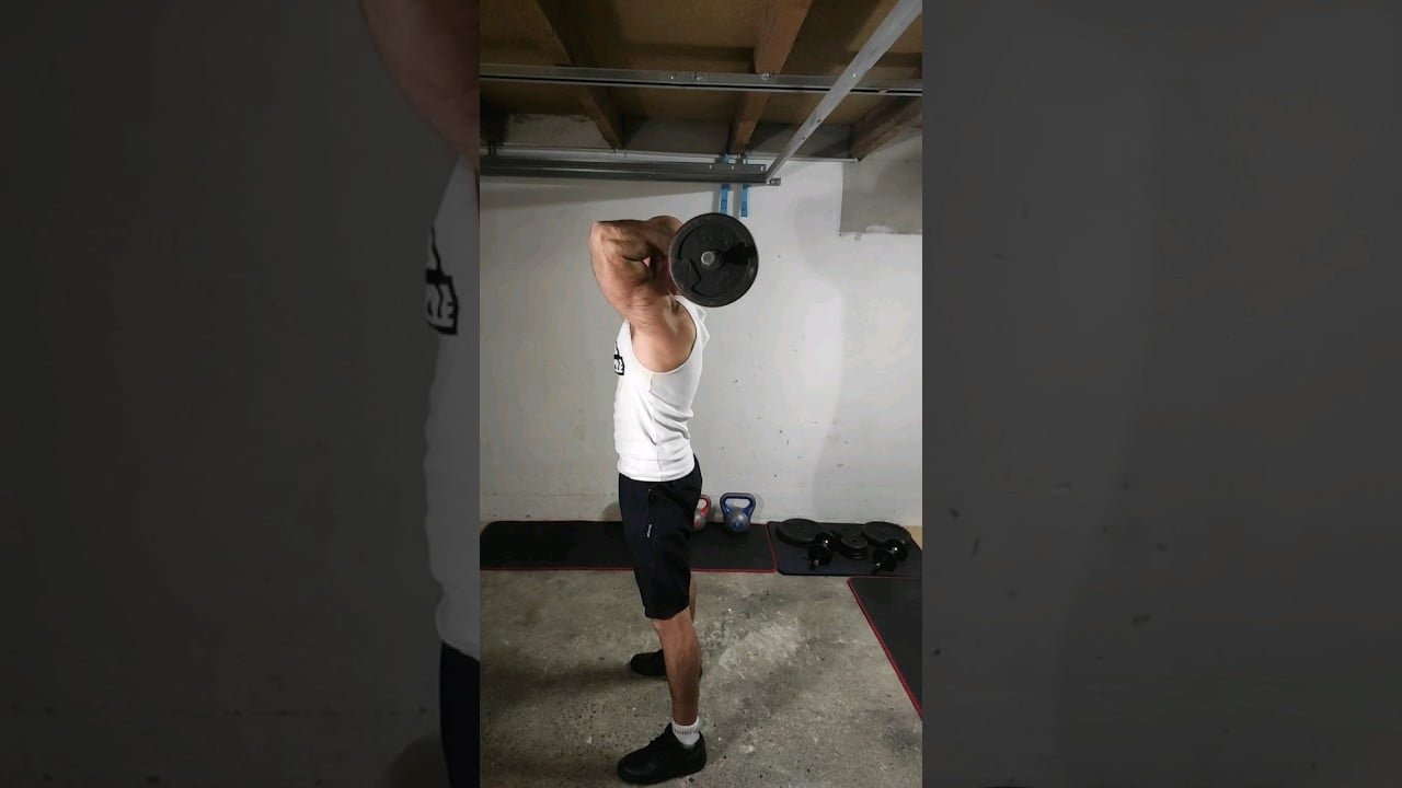 Extension triceps derrière la tête debout barre [VIDÉO] | Papa Muscle