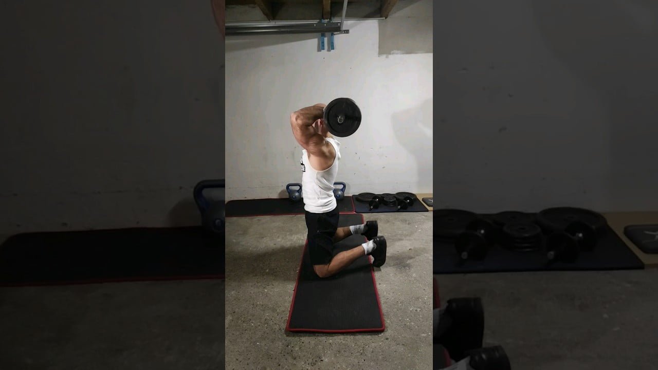 Extension triceps derrière la tête à genou barre [VIDÉO] | Papa Muscle