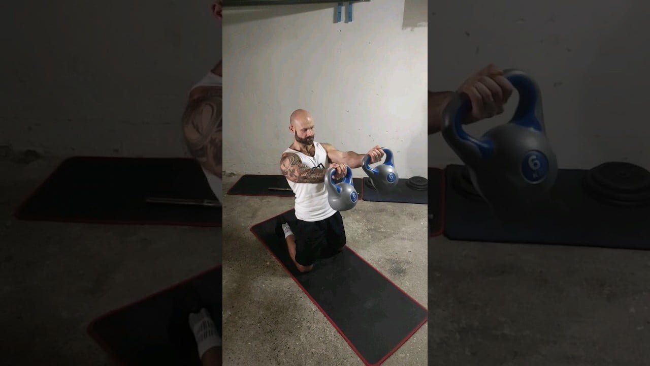 Élévation frontale à genou kettlebell supination [VIDÉO] | Papa Muscle